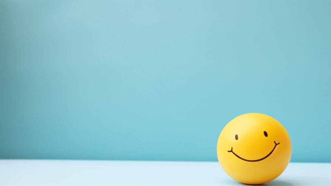 Download Gele Smiley Gezicht Ei op Blauwe Achtergrond Achtergronden ...