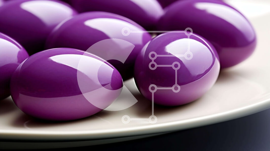 Assortiment d'œufs et de boules de bonbons violets sur assiette photo ...