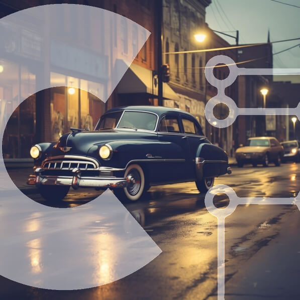 Ouderwetse auto rijdt 's nachts door natte stadstraat stockfoto ...