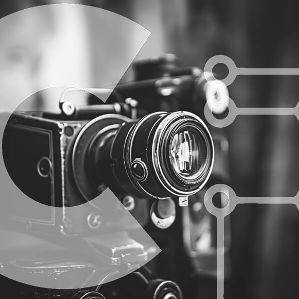 Câmera de Filme Antiga com Pessoa Tirando Fotos banco de imagens ...