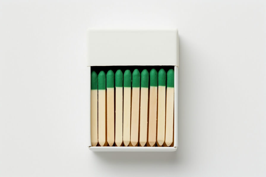 Descarga Caja de Cerillas con Cerillas Verdes y Blancas Mockups En ...
