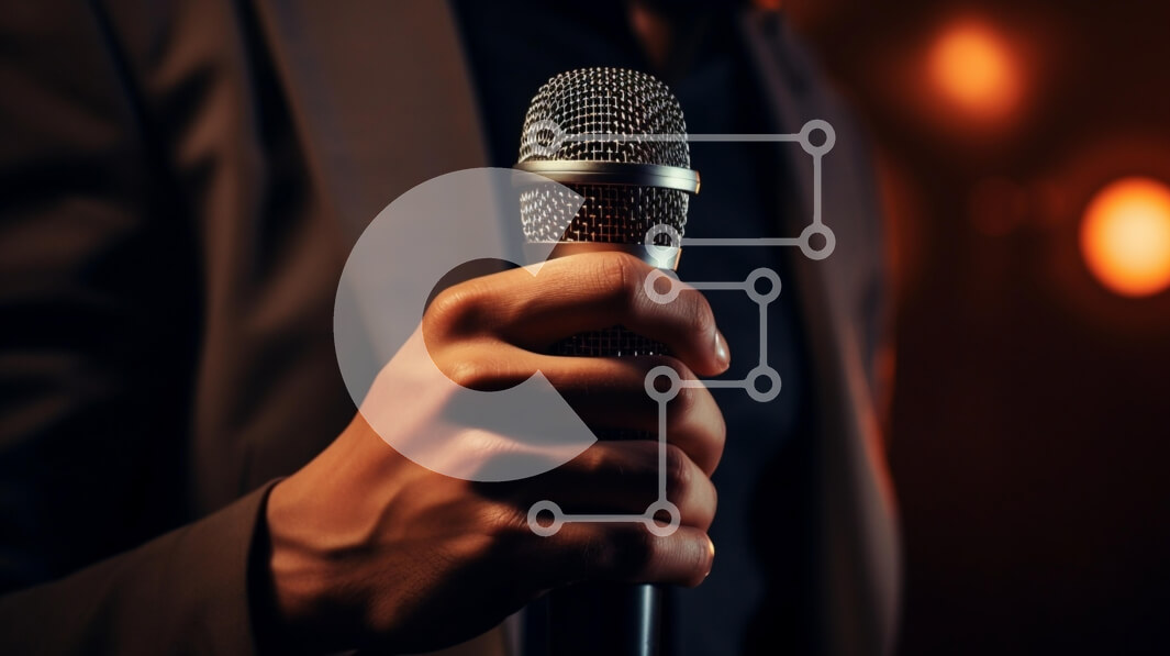 Descarga Persona Sosteniendo Micrófono en un Entorno de Actuación Fotos ...