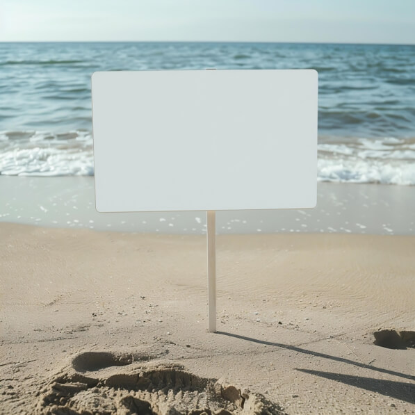 Descarga Letrero blanco en la playa cerca del océano con huellas ...