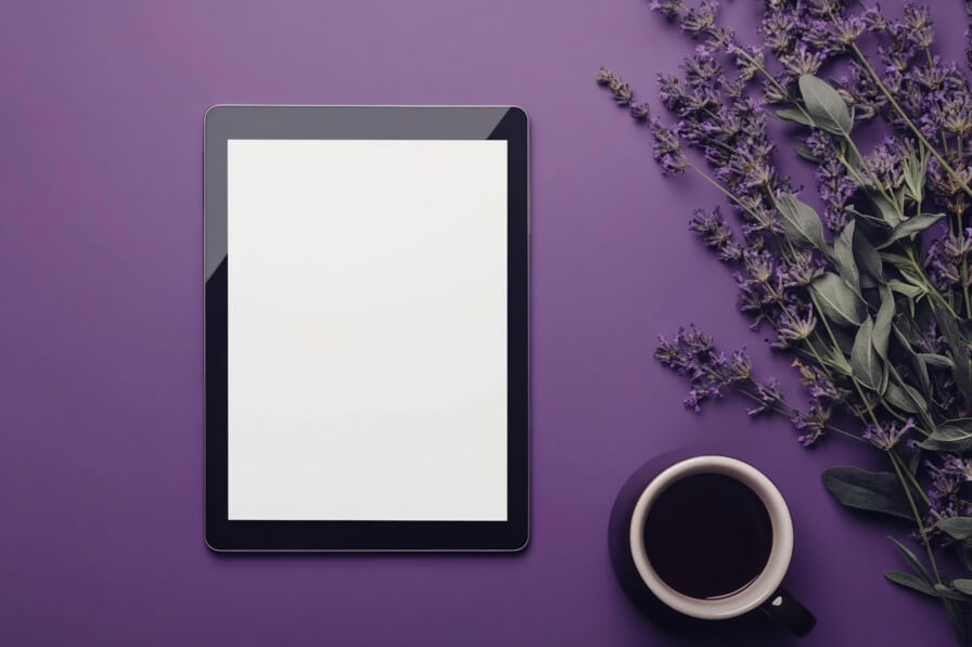 Descarga Tableta, café y lavanda sobre fondo morado Mockups En Línea ...