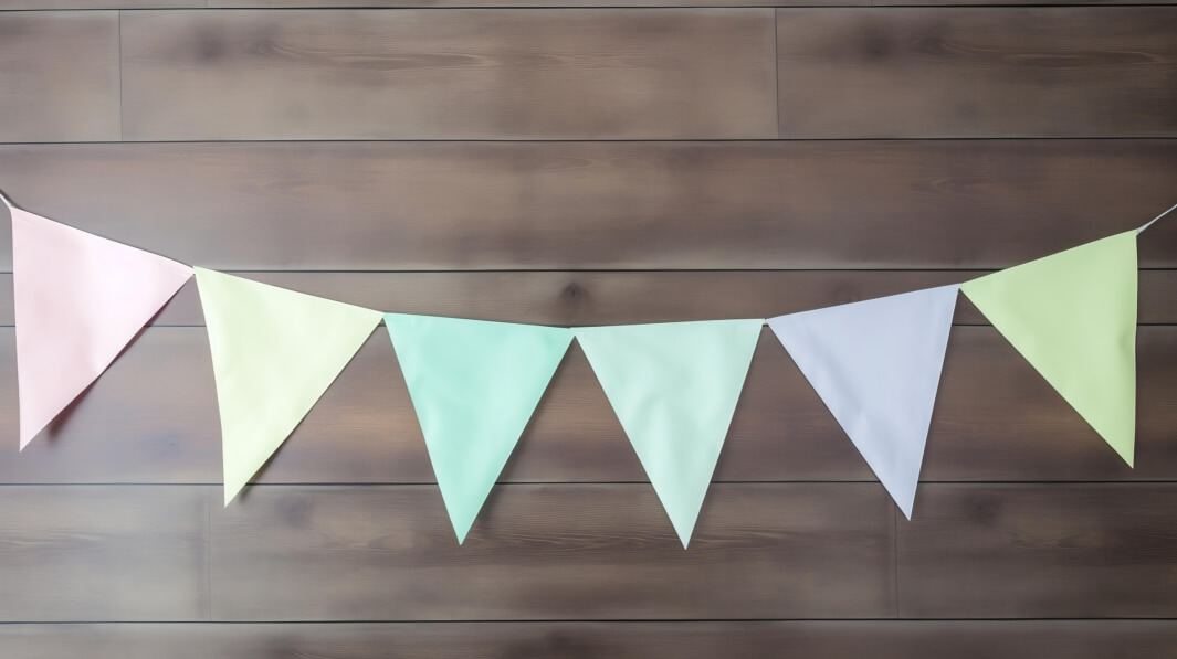 Descarga Banderines coloridos de pastel en pared de madera Mockups En ...