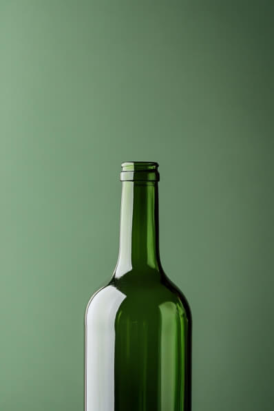 Descarga Botella de vidrio verde sobre fondo verde Mockups En Línea ...