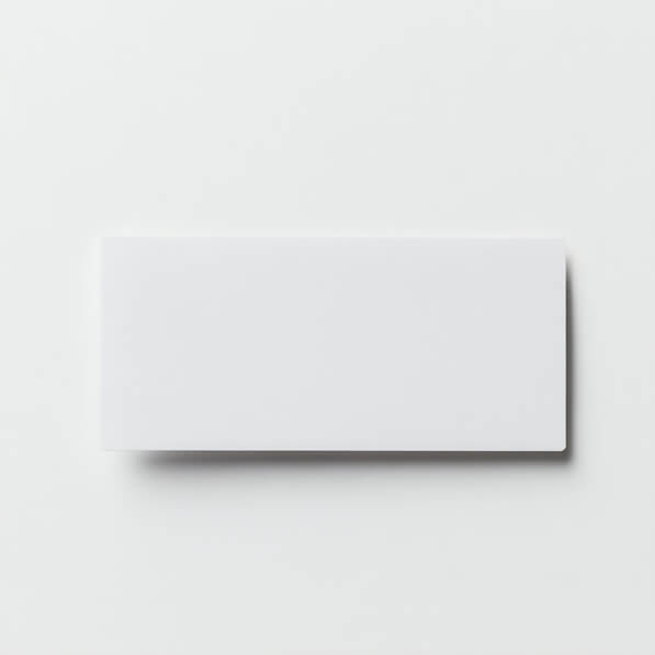 Descarga Tarjeta rectangular blanca en fondo blanco Mockups En Línea ...