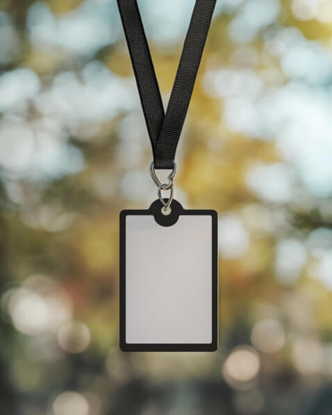 Descarga Etiqueta de nombre en blanco colgando de un cordón Mockups En ...