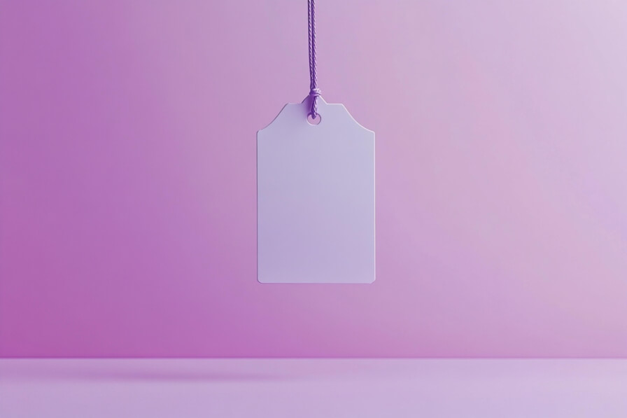 Descarga Etiqueta de precio en blanco sobre fondo morado Mockups En ...