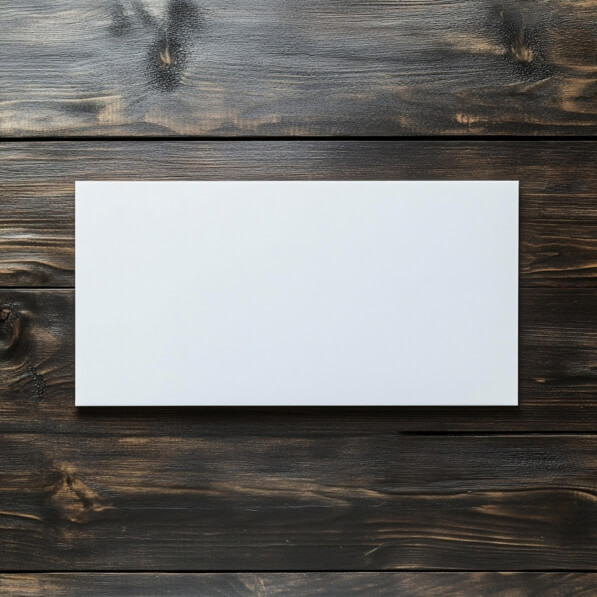 Pobierz narzędzie Pusta biała karta na rustykalnym drewnianym stole ...