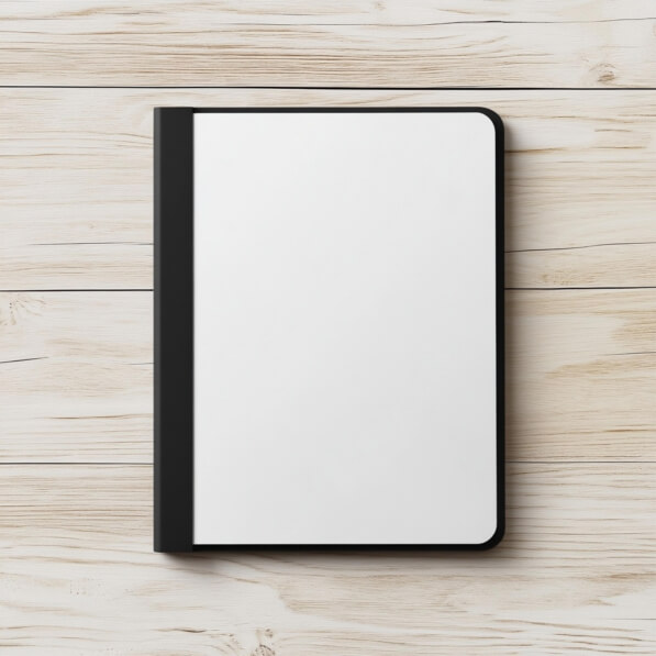 Baixe Caderno Fechado sobre Superfície de Madeira Mockups - Creative ...