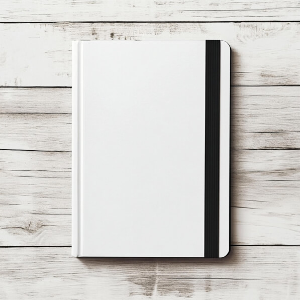 Descarga Cuaderno cerrado sobre superficie de madera Mockups En Línea ...