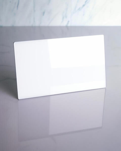 Scarica Carta bianca elegante su superficie riflettente Mockups Online ...
