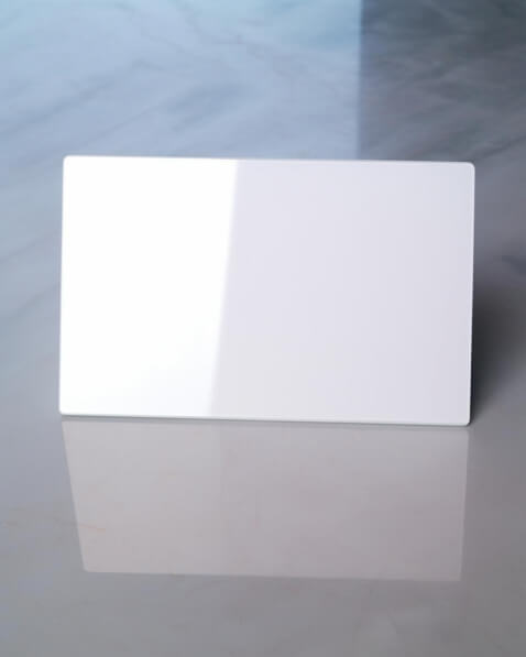 Descarga Objeto rectangular en blanco sobre superficie de mármol ...